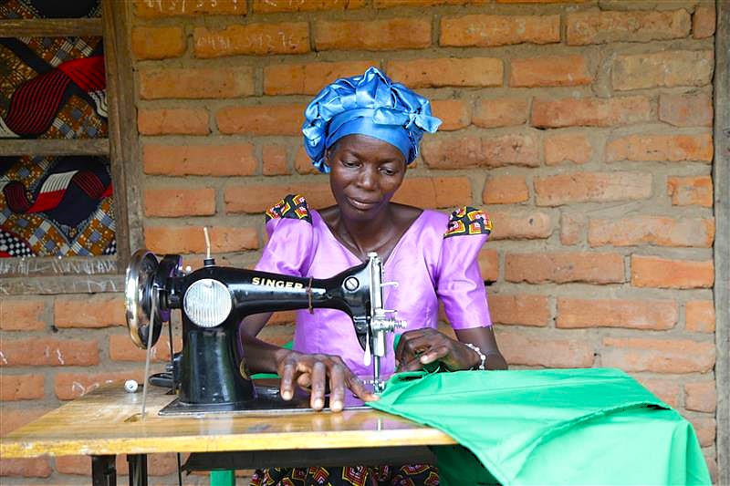 Women in Malawi building livelihoods through cotton farming - WeEffect ...